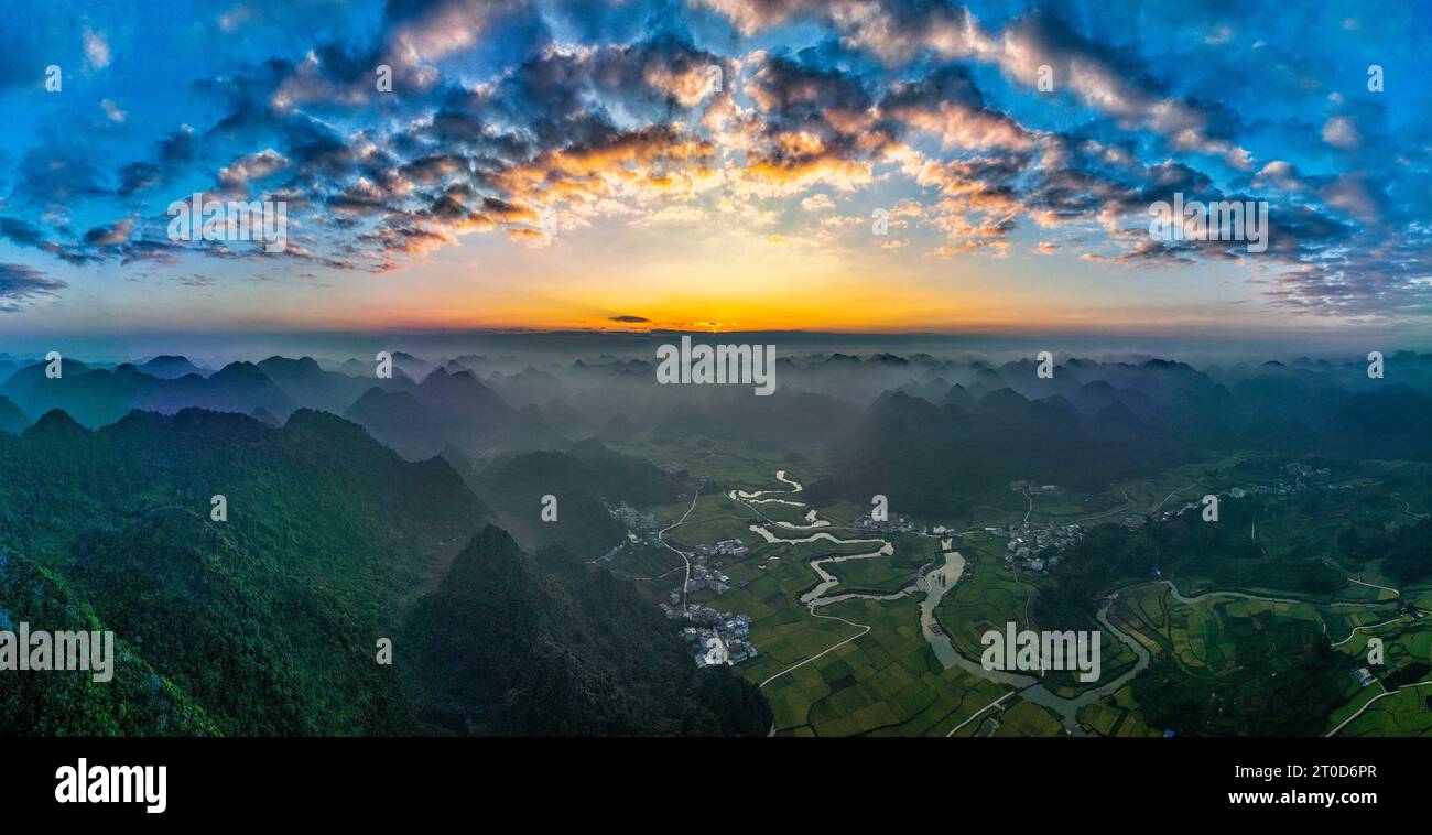 JINGXI, CHINE - 5 OCTOBRE 2023 - lever du soleil dans le village de ...