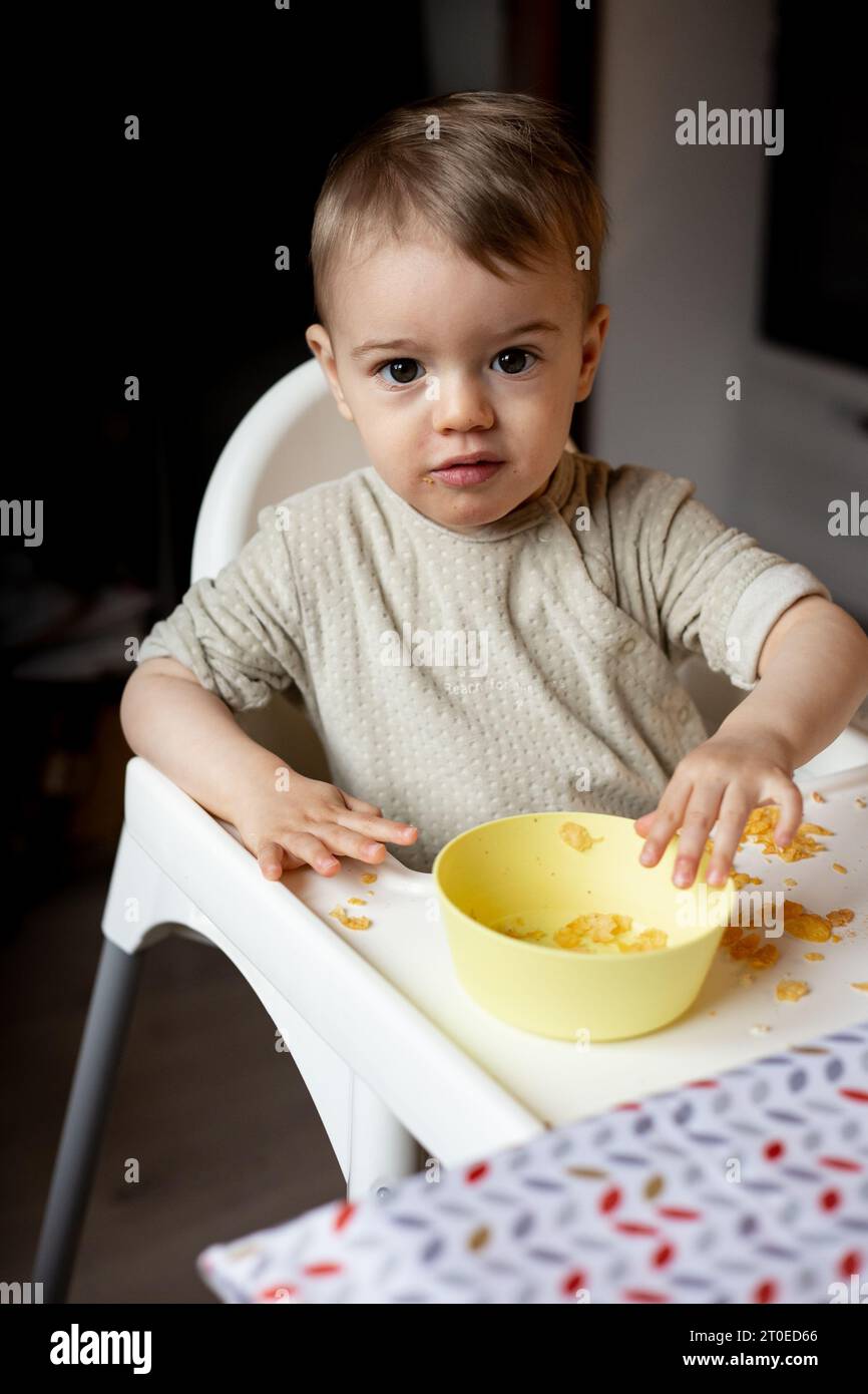 Enfant petit déjeuner Banque de photographies et d’images à haute ...