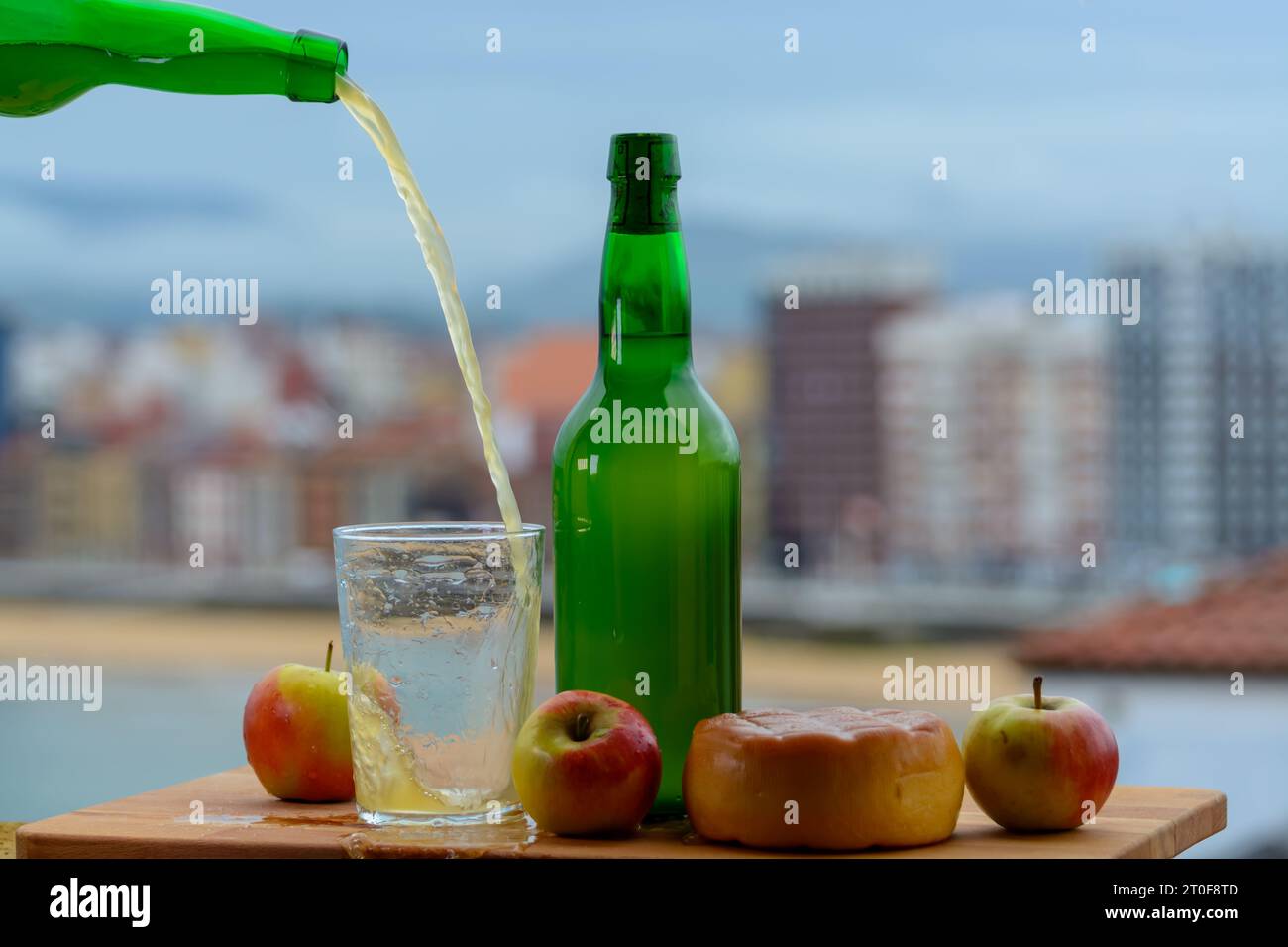 Le cidre naturel traditionnel des Asturies fait de pommes fermentées ...