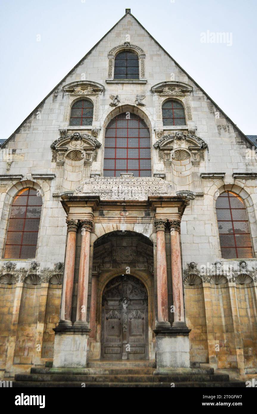Porte latérale de la cathédrale de Dijon, France avec des piliers de ...