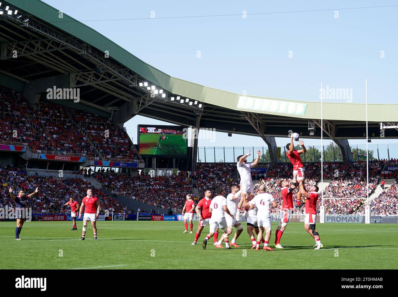 Dafydd Jenkins du pays de Galles remporte une ligne pour son équipe ...
