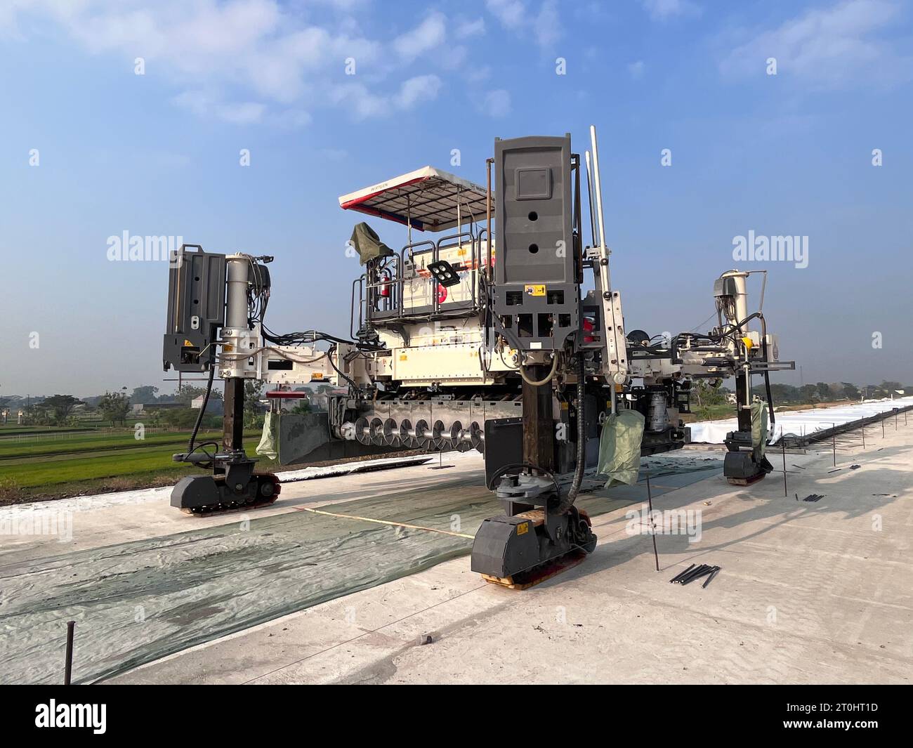 machine. Finisseur Slipform sur des travaux routiers sur un chantier de ...