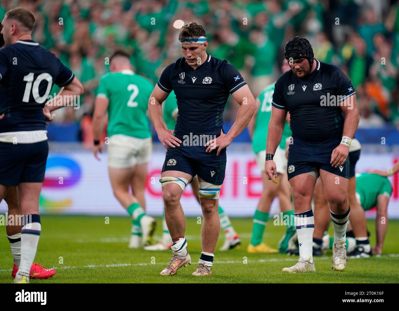 L'écossais Rory Darge semble déprimé après que son équipe a concédé un ...