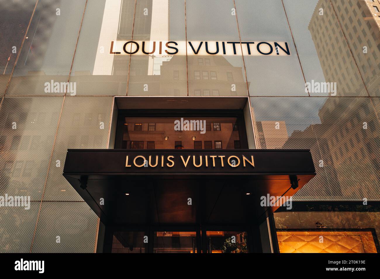 Façade de la célèbre boutique de luxe Louis Vuitton située à Manhattan ...