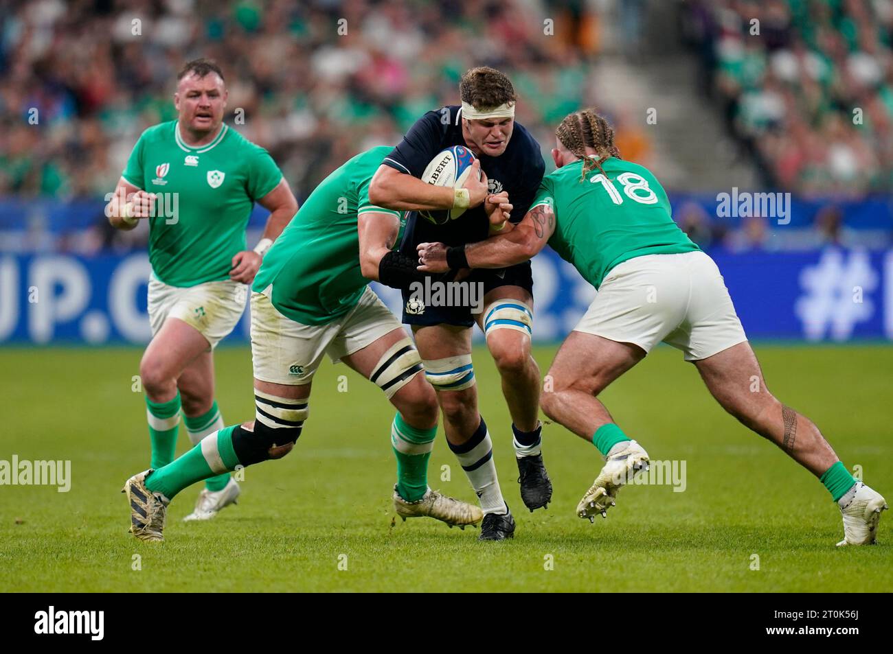 L'écossais Scott Cummings est affronté par les Irlandais Iain Henderson ...
