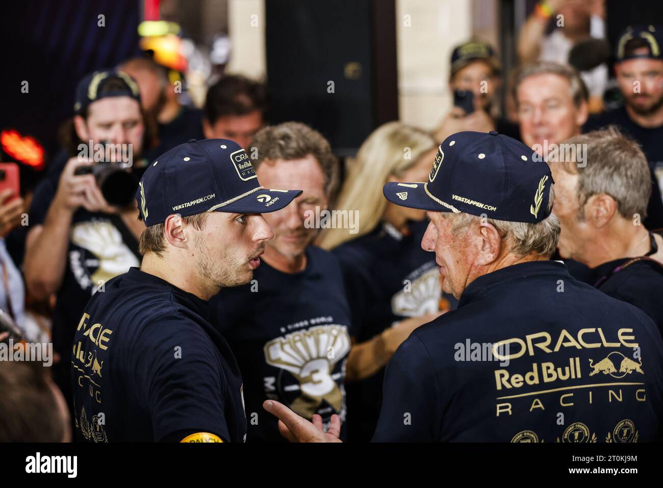 VERSTAPPEN Max (Ned), Red Bull Racing RB19, portrait célèbre son 3e ...