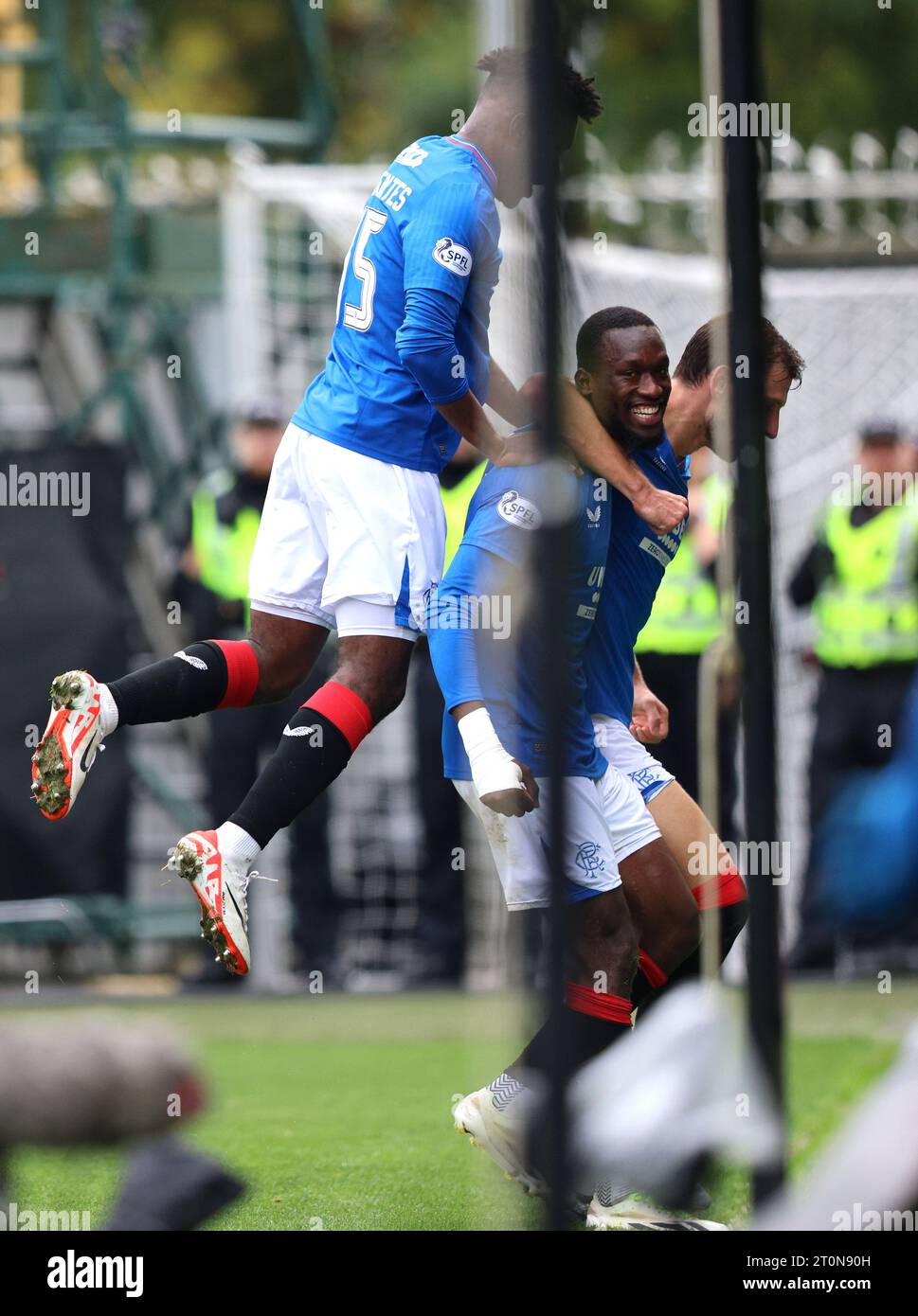 Abdallah Sima des Rangers (au centre) célèbre avoir marqué le deuxième ...