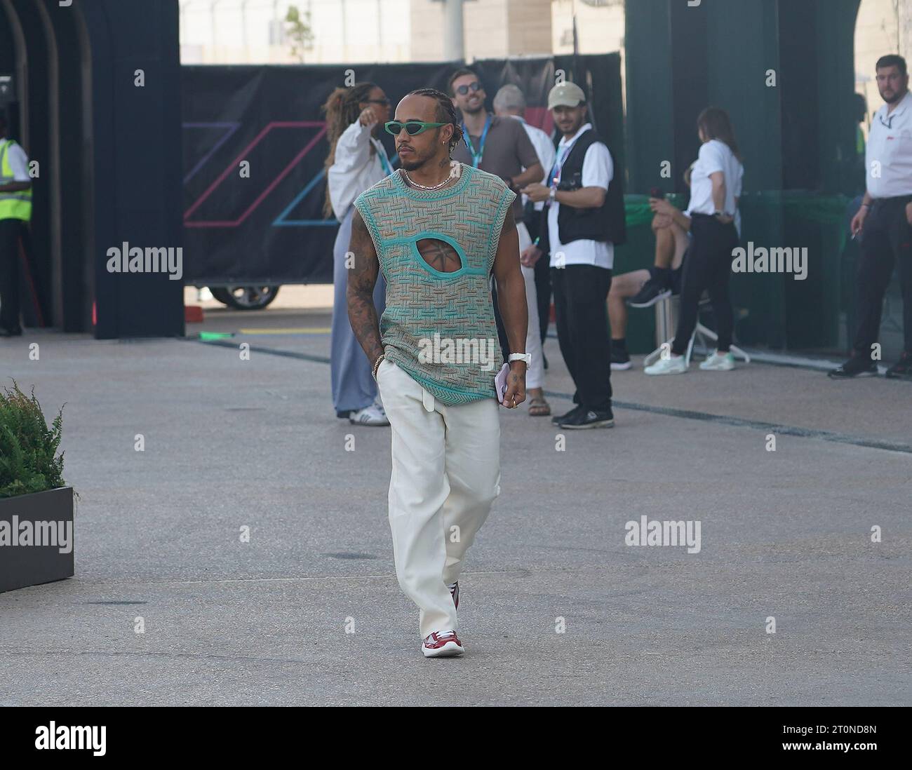 Lewis hamilton arrive dans le paddock Banque de photographies et d ...