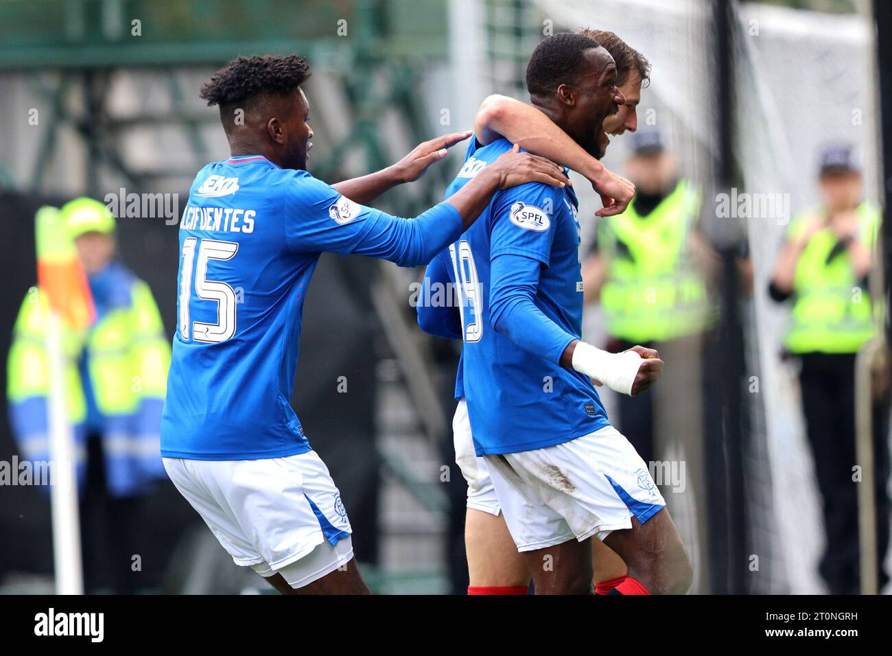Abdallah Sima des Rangers (au centre) célèbre avoir marqué le deuxième ...