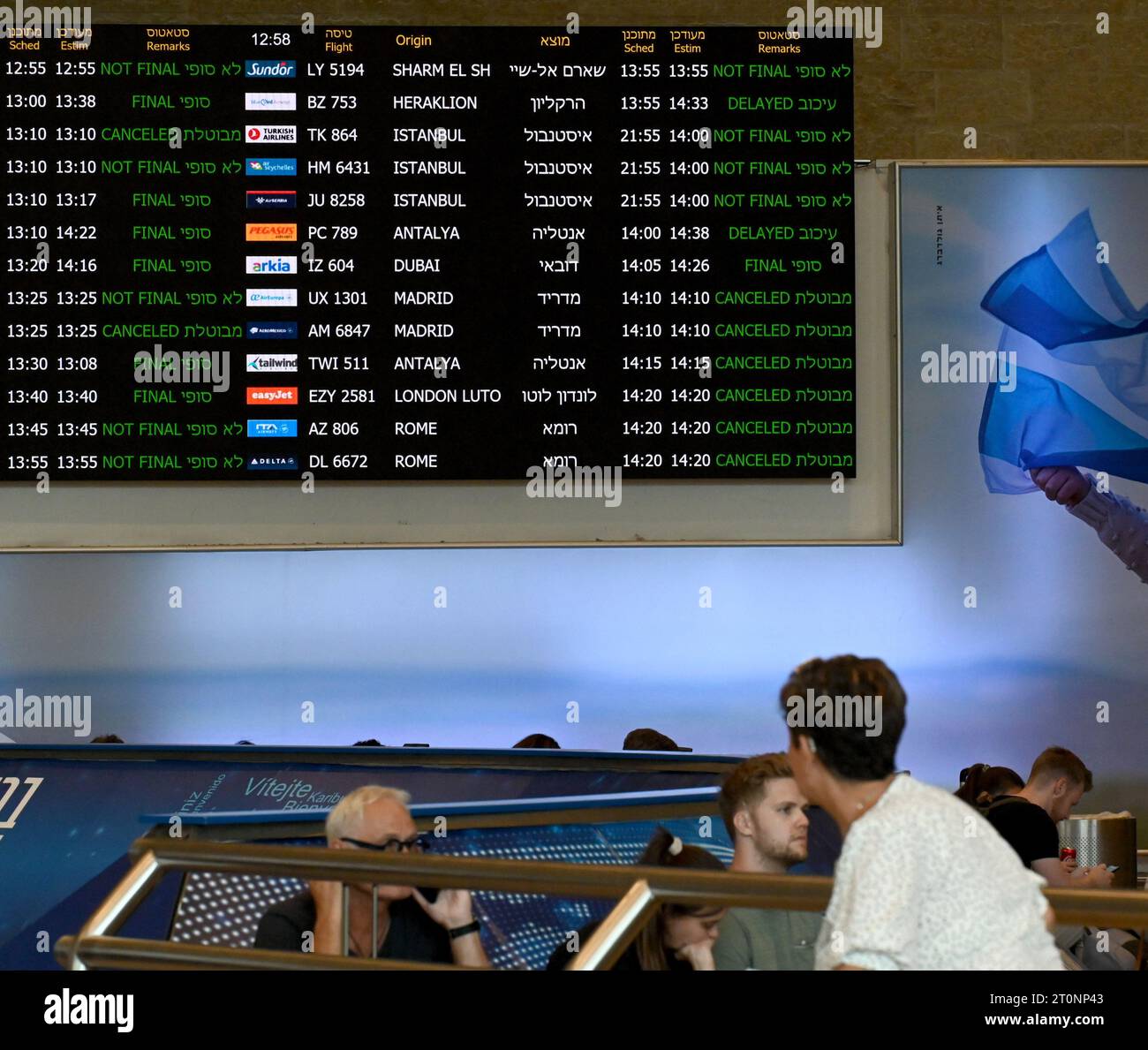 Aéroport Ben Gourion, Israël. 08 octobre 2023. Les gens regardent un tableau d'arrivée pour les ...