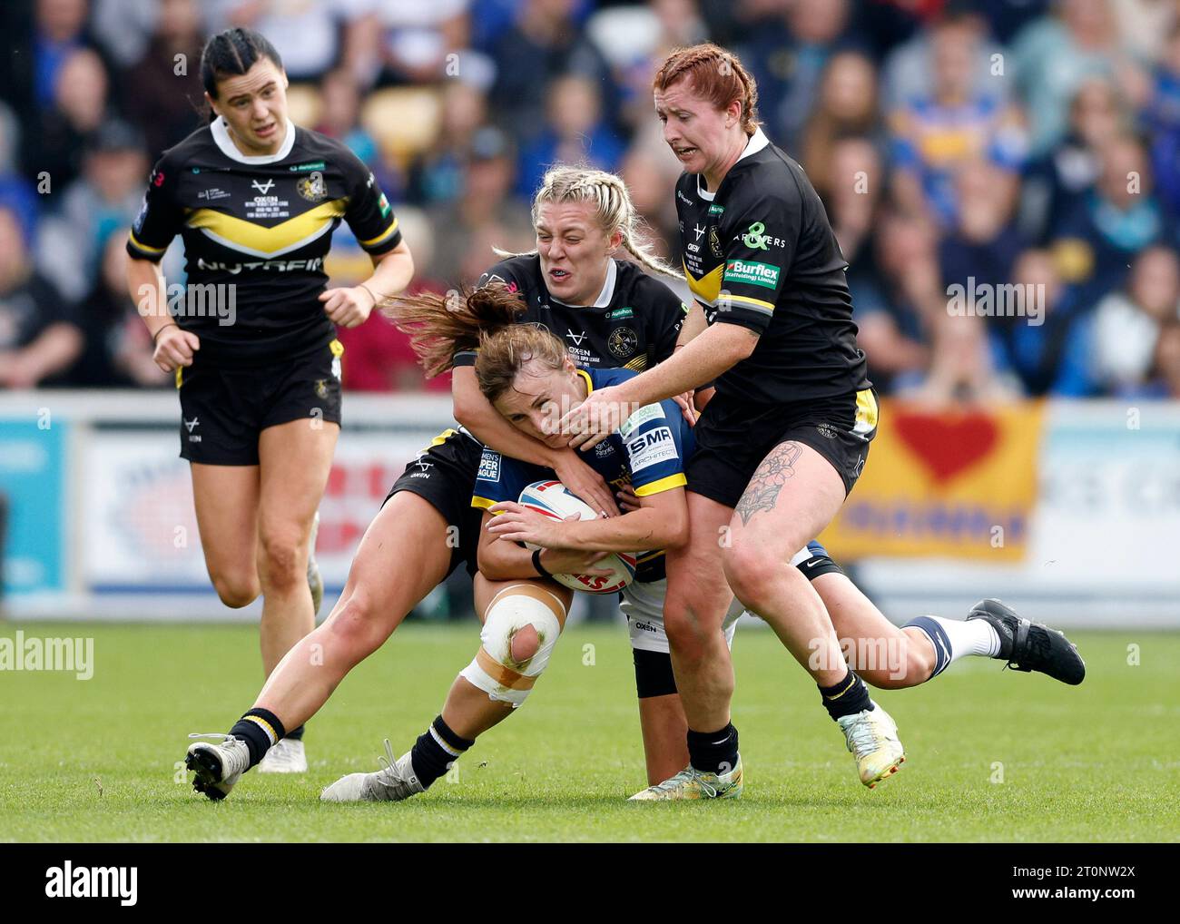 Hanna Butcher de Leeds Rhinos est affrontée lors de la Grande finale de ...