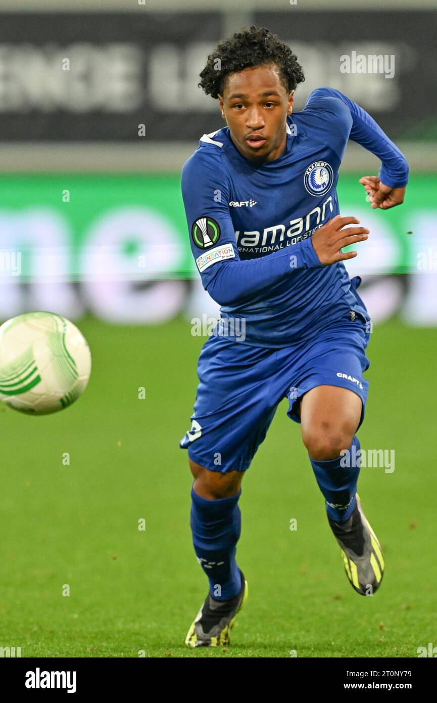 Malick Fofana (19 ans) de AA Gent photographié en action lors de l'UEFA ...