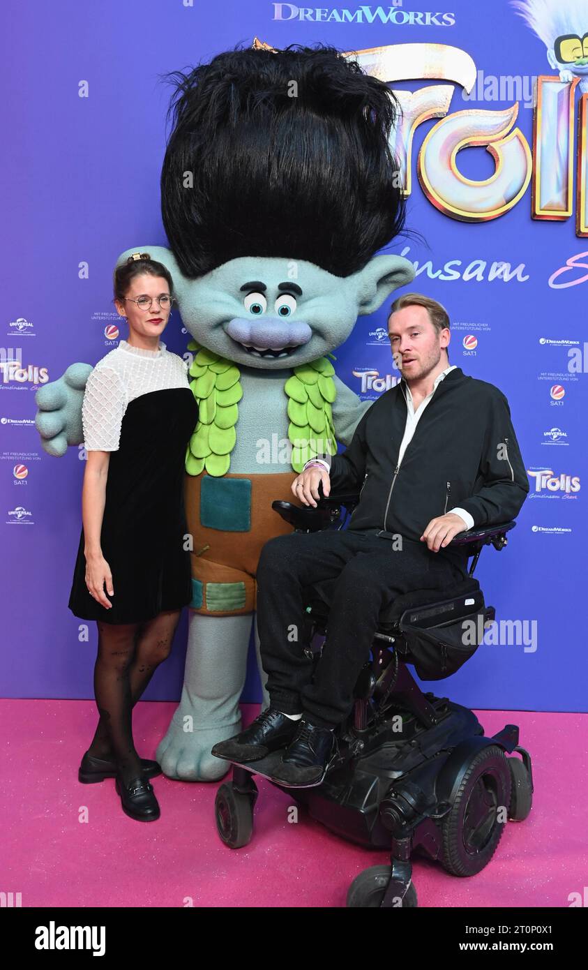 Samuel und Sarah Elena Koch posieren mit Branch kommt zur Premiere vom ...
