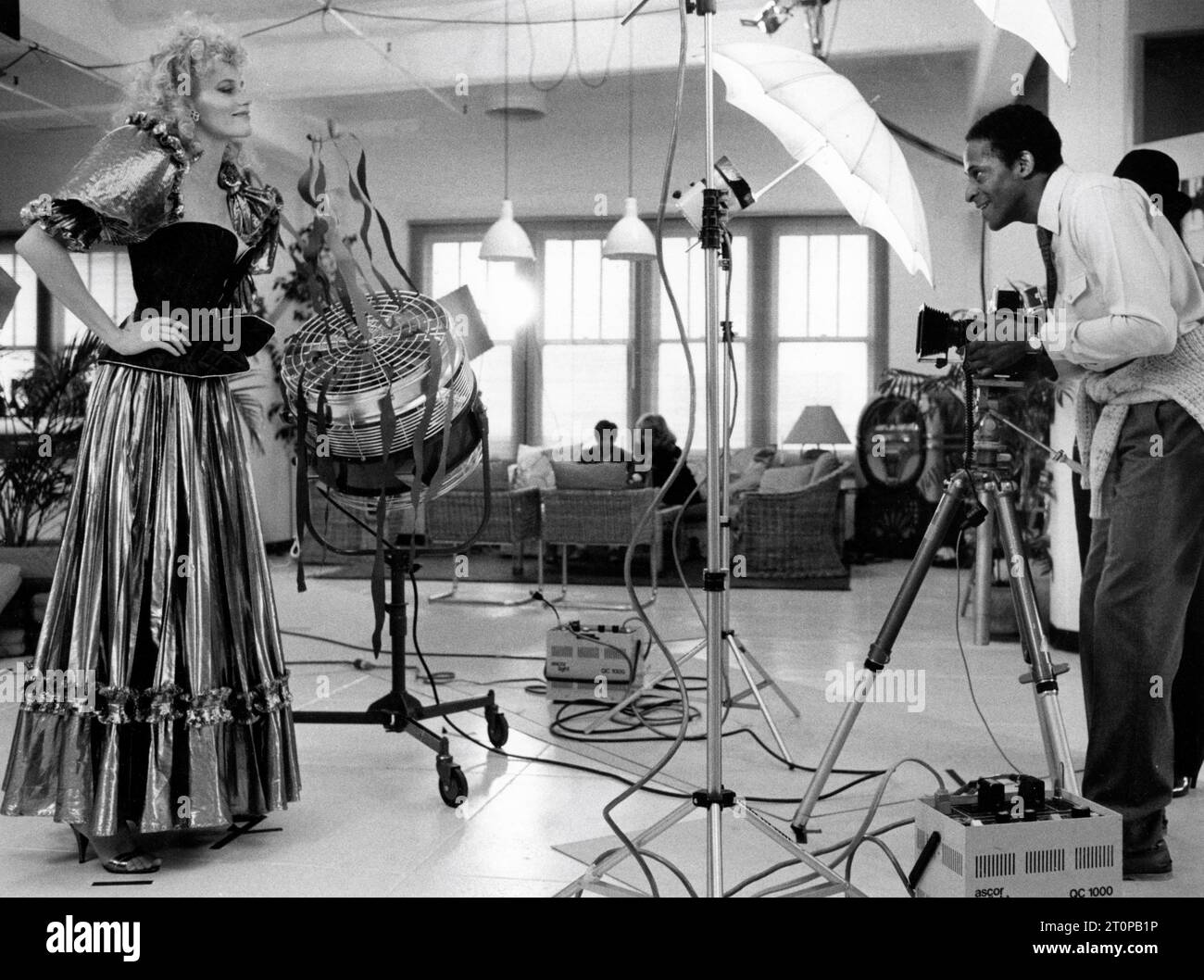 Muñecas de papel tv Banque de photographies et d’images à haute ...