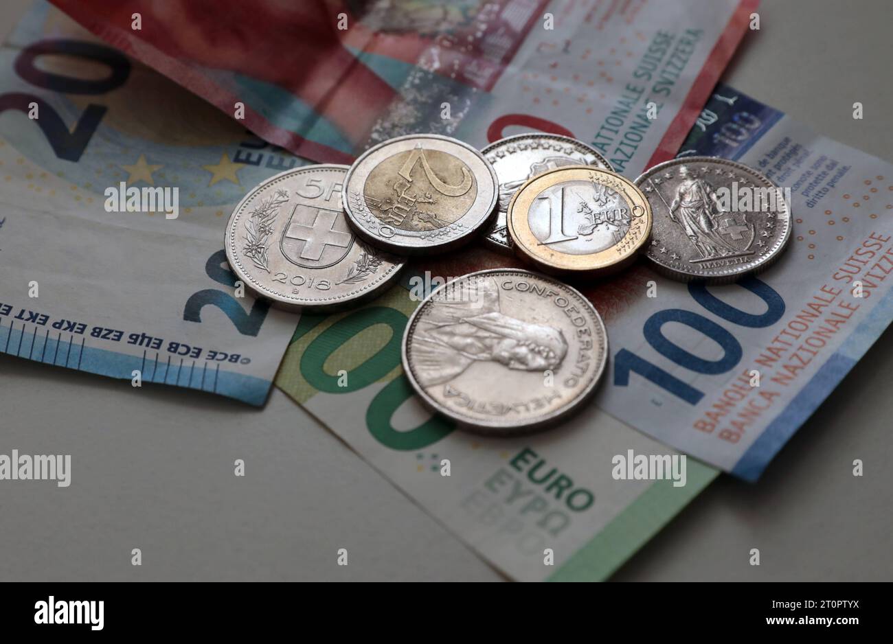 Geldnoten, Währung in Schweizer Franken SFR und Euro im Wert von ...