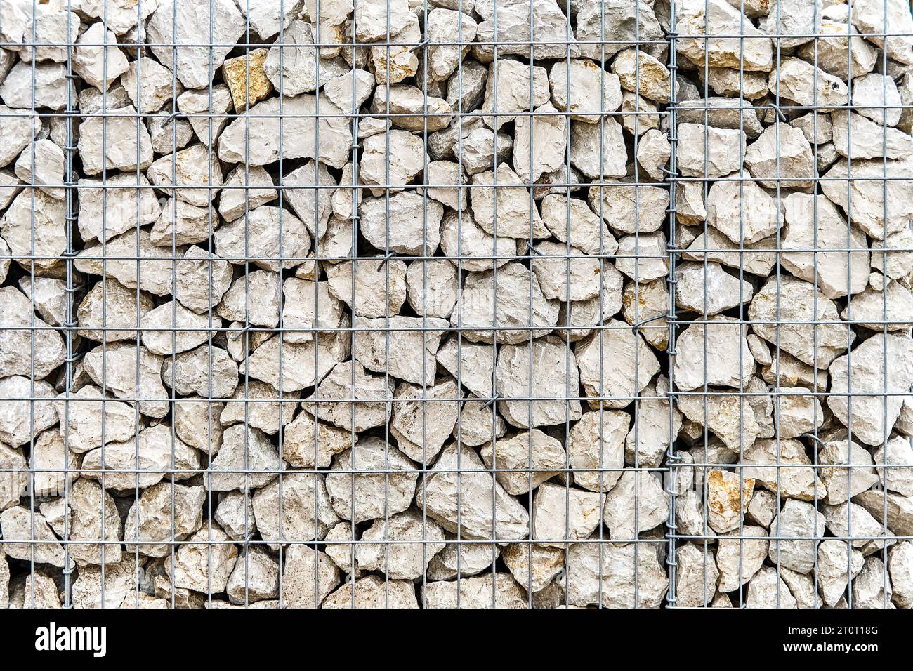 Mur de gabion traditionnel fait de roches et grille métallique comme ...