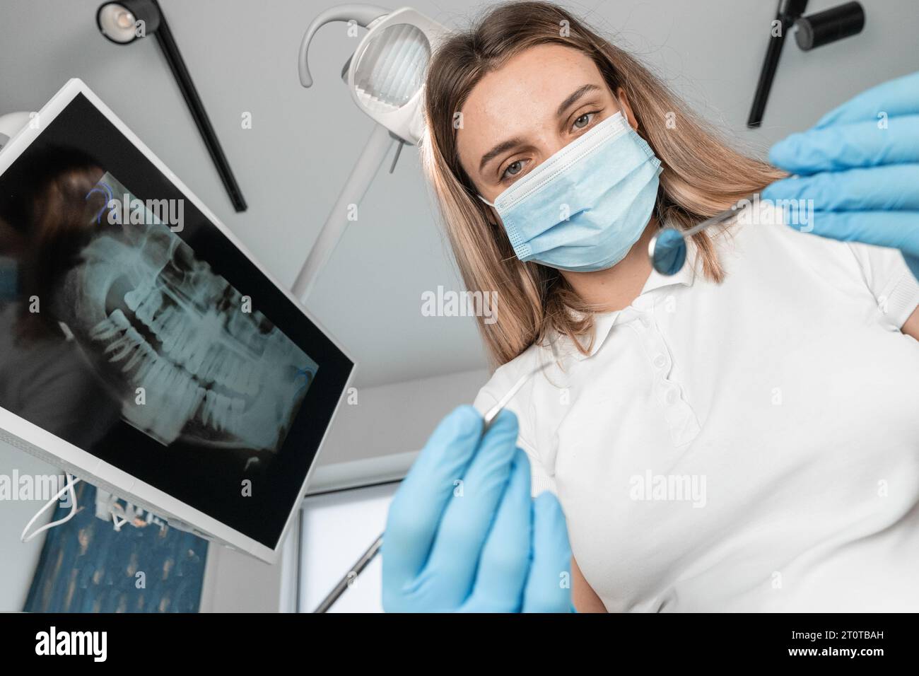 Le dentiste diagnostique le patient de manière responsable avant le traitement. Un patient dans ...