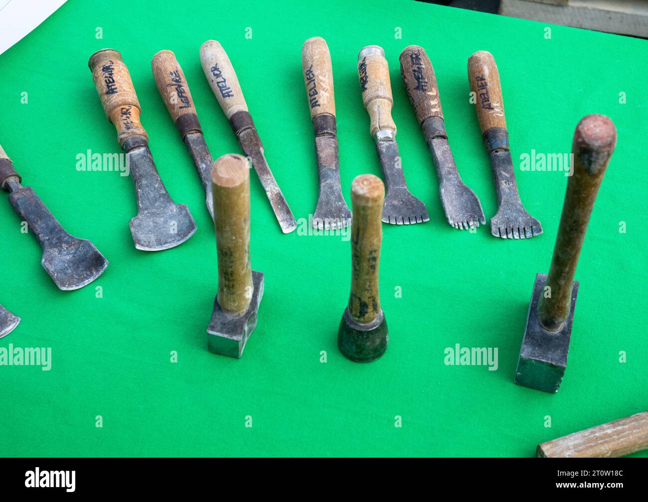 Outils traditionnels de tailleur de pierre, y compris des ciseaux et ...