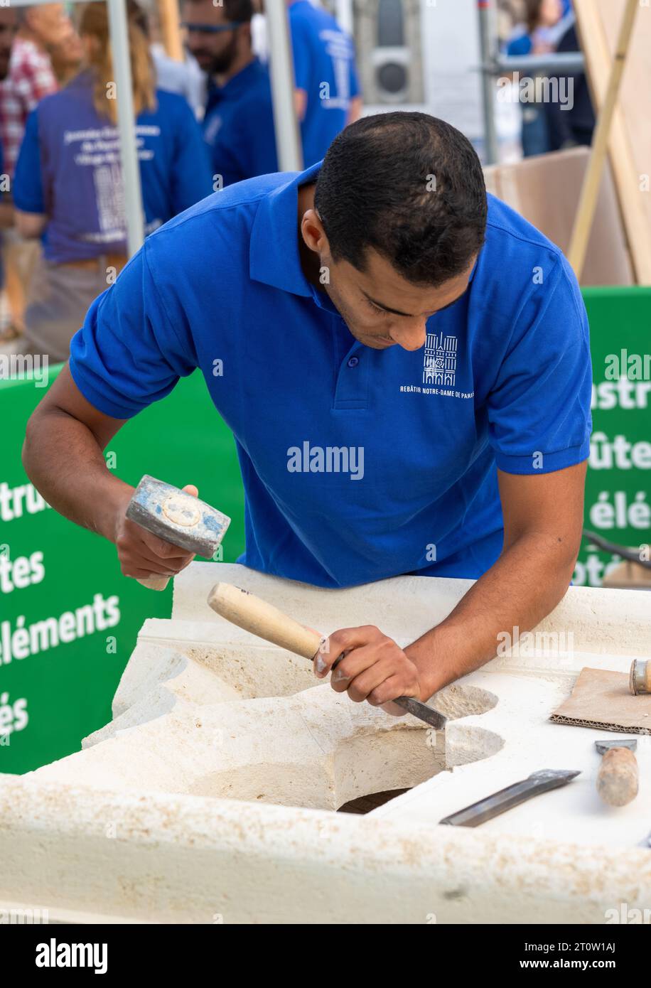 Un tailleur de pierre qualifié travaille sur une nouvelle sculpture en ...