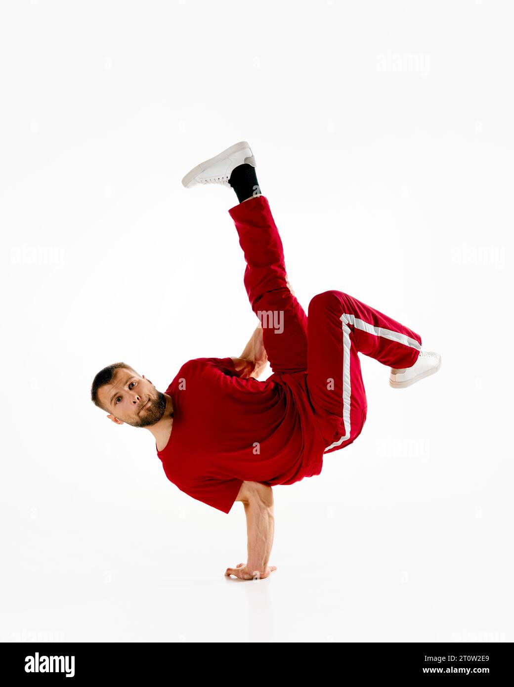 Portrait à la mode. Homme élégamment habillé exécutant freestyle, breakdance, debout sur les ...