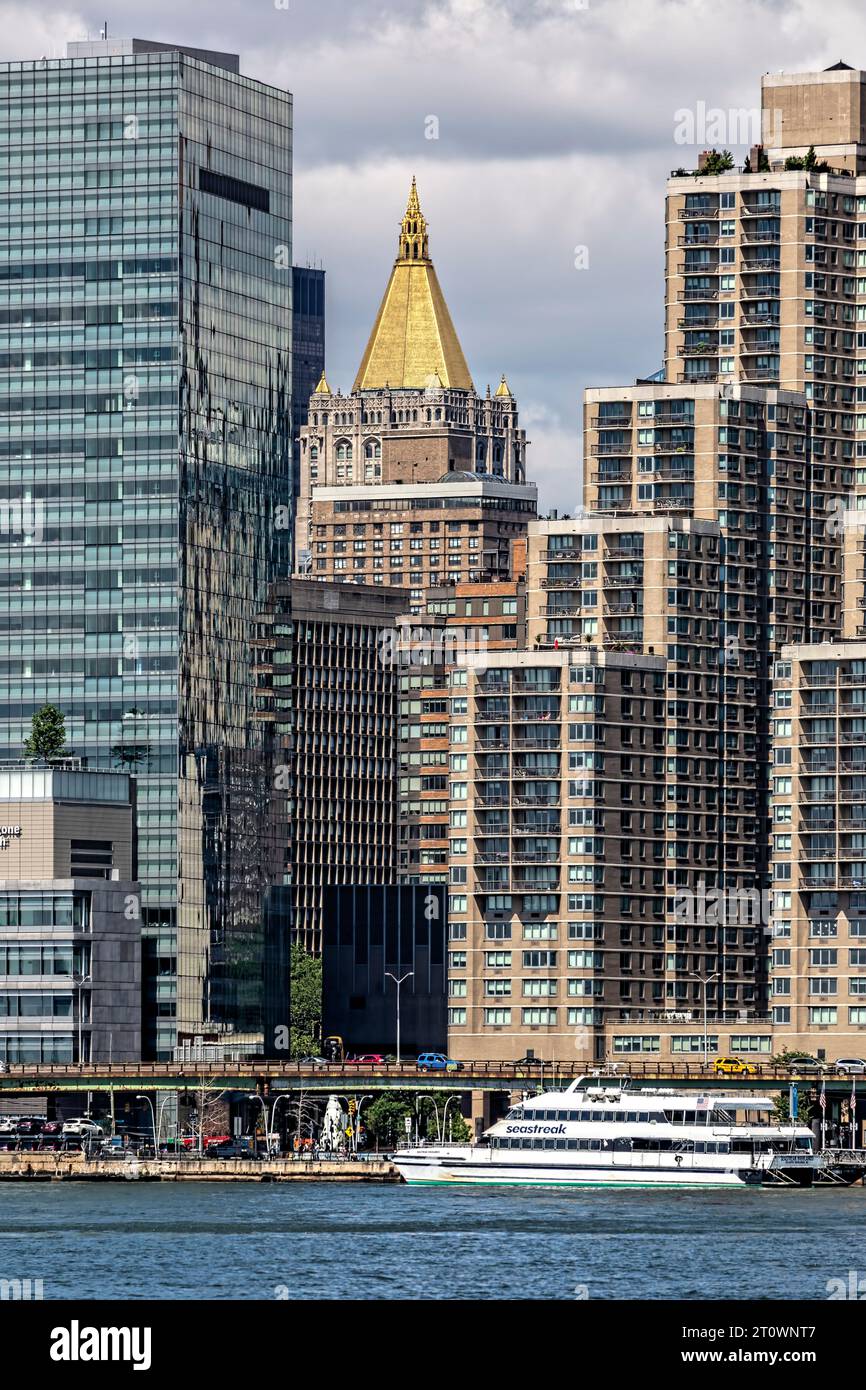 Le toit pyramidal doré emblématique du New York Life Insurance Company ...