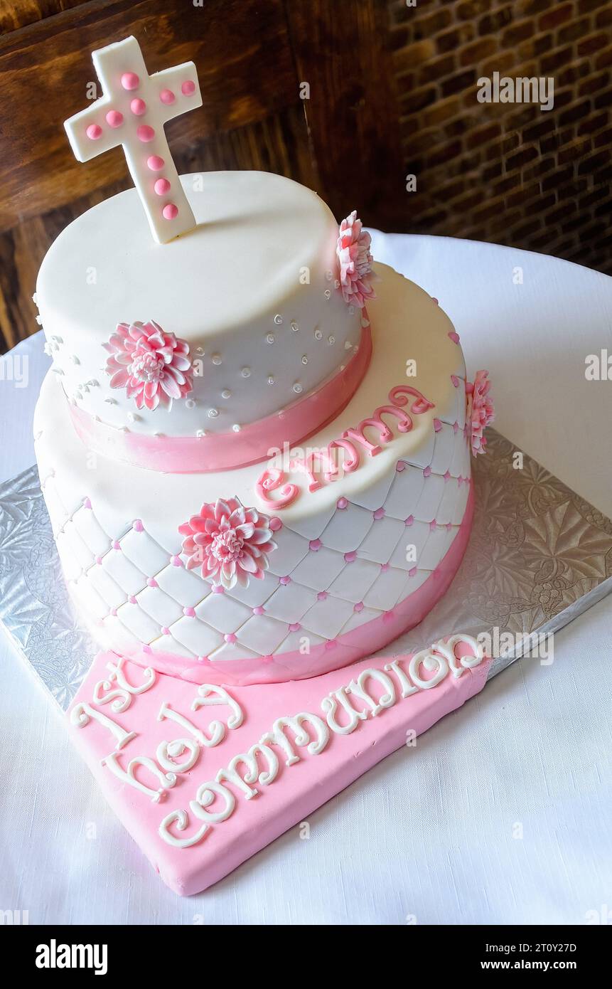 Premier gâteau de communion Banque de photographies et d’images à haute ...