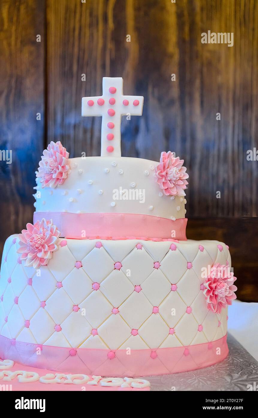 Premier gâteau de communion Banque de photographies et d’images à haute ...