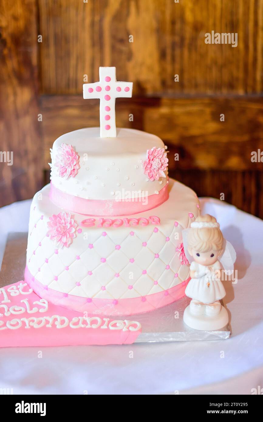 Premier gâteau de communion Banque de photographies et d’images à haute ...