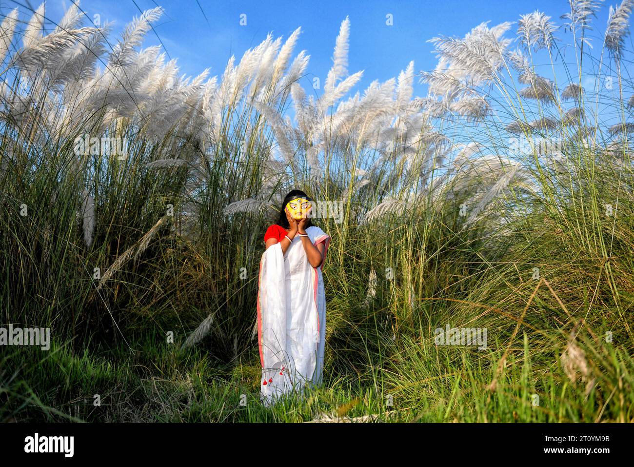 La mannequin Rima Bhattacharya pose en portant un saree indien ...