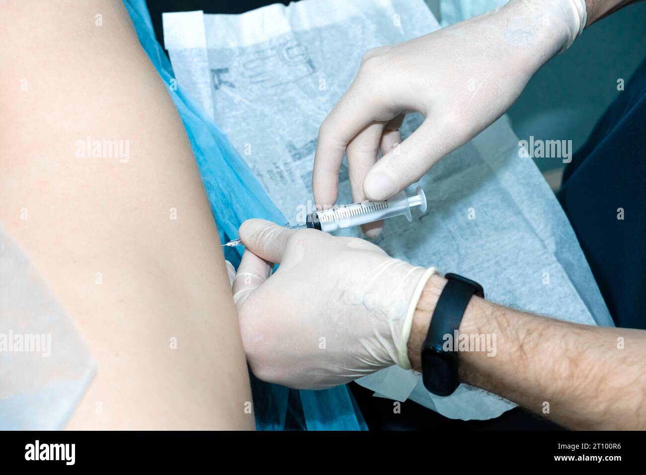 Les mains d'un anesthésiste dans des gants stériles insèrent une ...