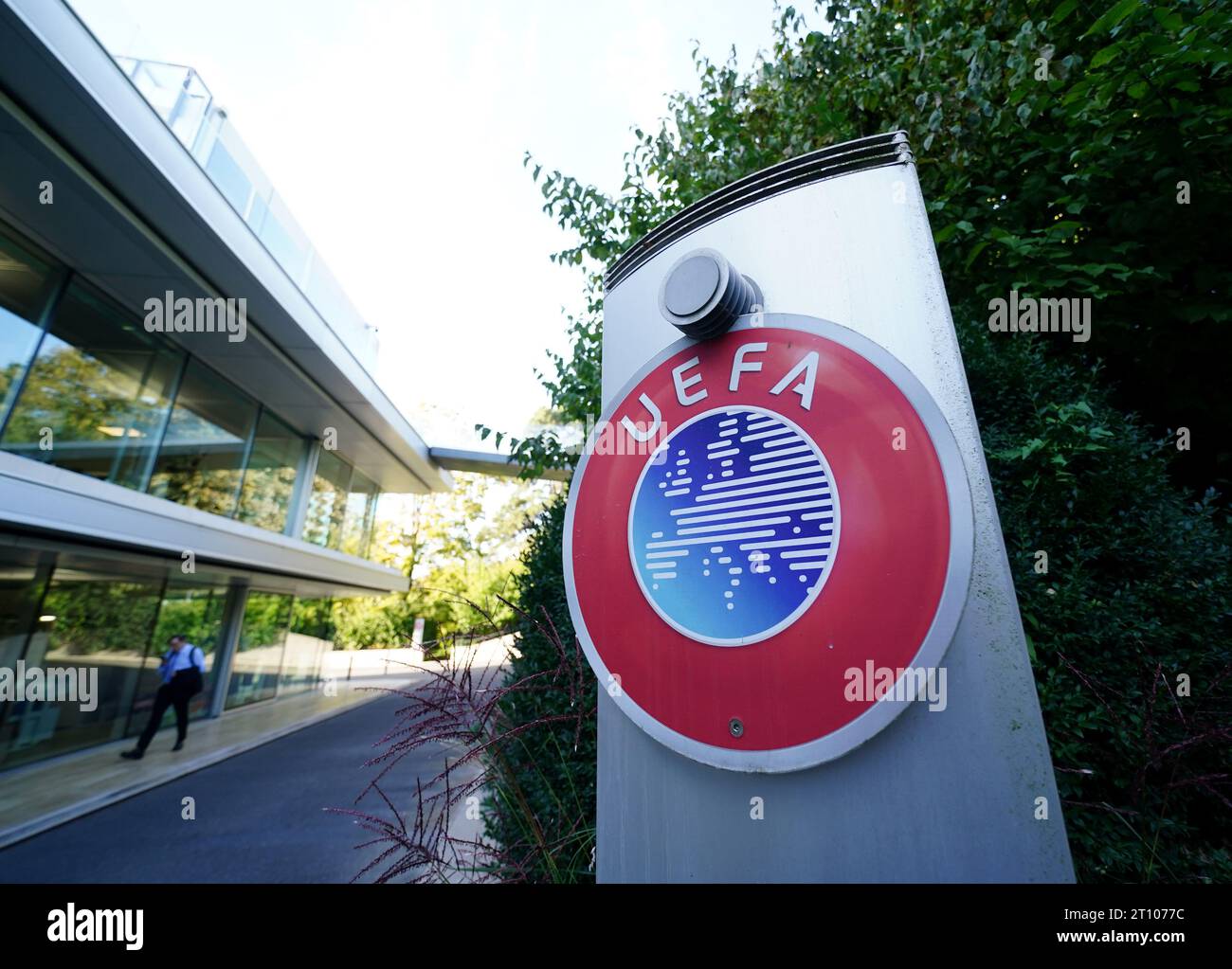 Une vue générale de la signalisation de l'UEFA à l'extérieur avant l ...