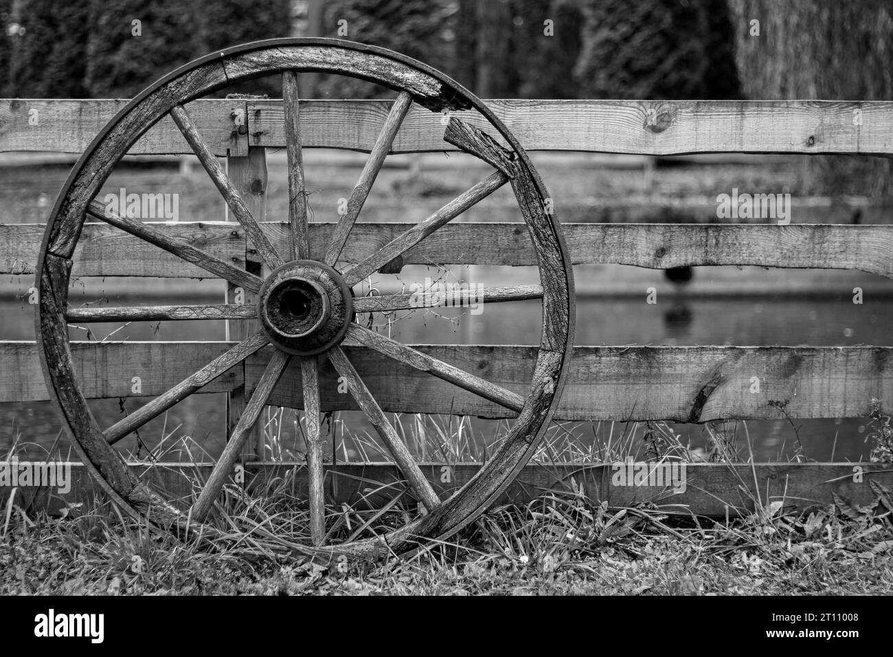 Une vieille charrette et une roue en bois Banque d'images noir et blanc ...