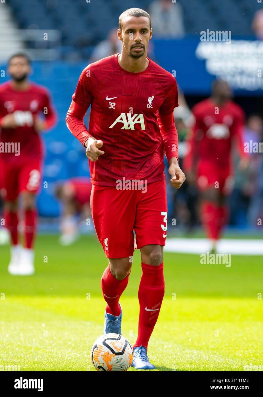 Joel Matip de Liverpool se réchauffe avant le match de Brighton et Hove ...