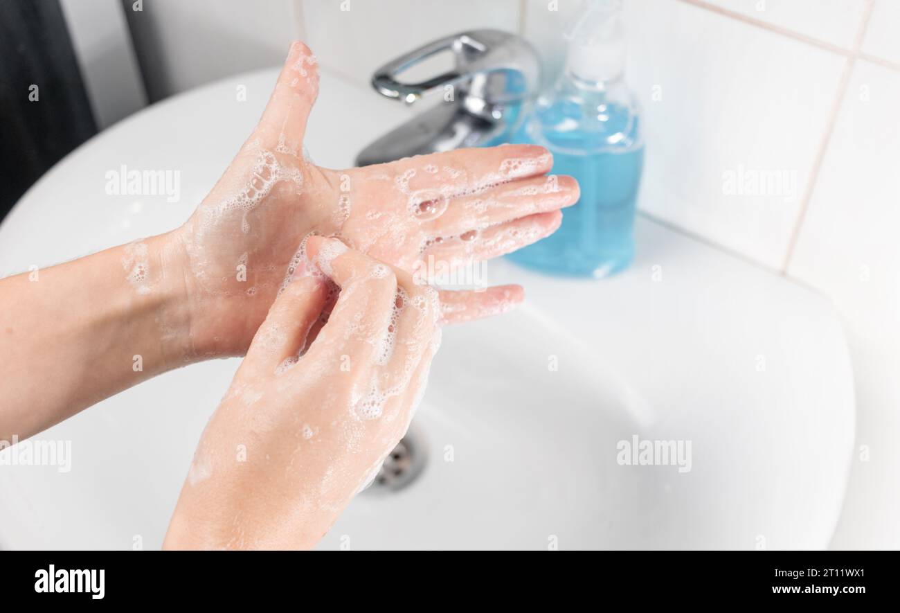 étapes de lavage des mains Banque de photographies et d’images à haute ...