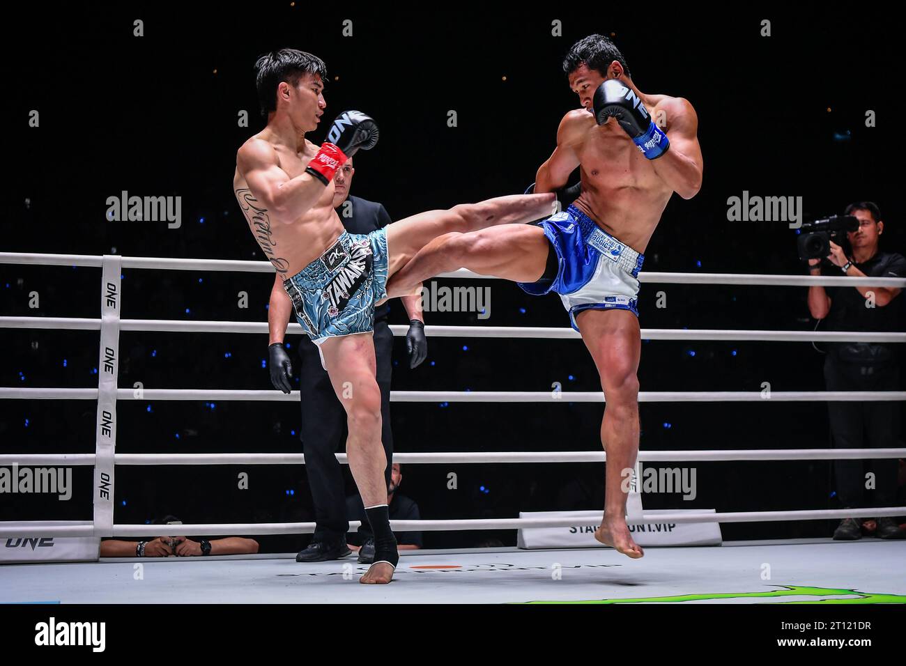 Tawanchai PK Saenchai (L) et JO Nattawut de Thaïlande vus en action lors de la ONE Fight Night ...
