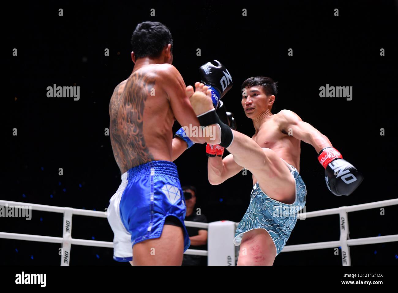 Tawanchai PK Saenchai (à droite) et JO Nattawut de Thaïlande vus en ...