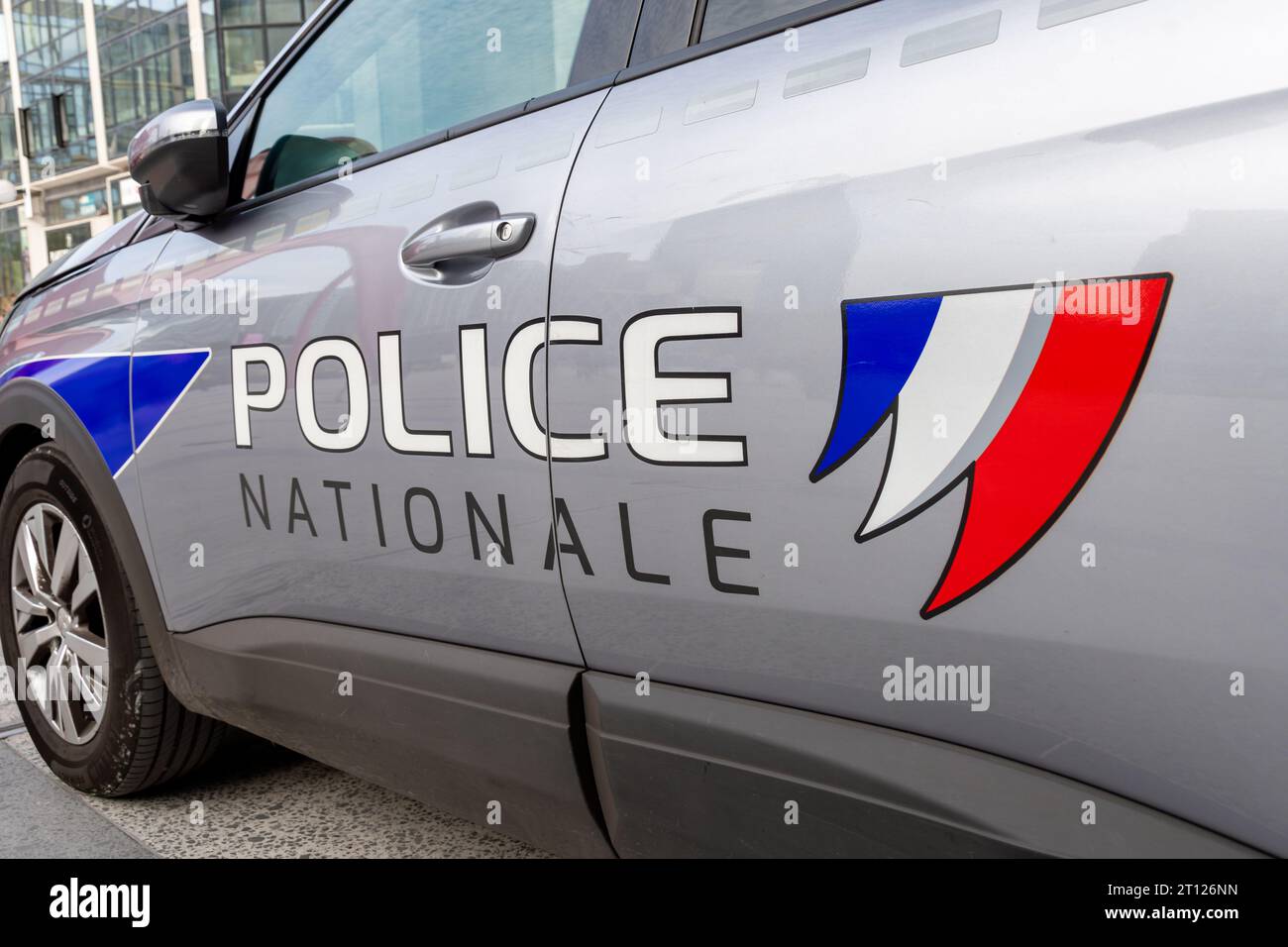 Gros plan d'un marquage « police nationale » écrit en français sur le ...