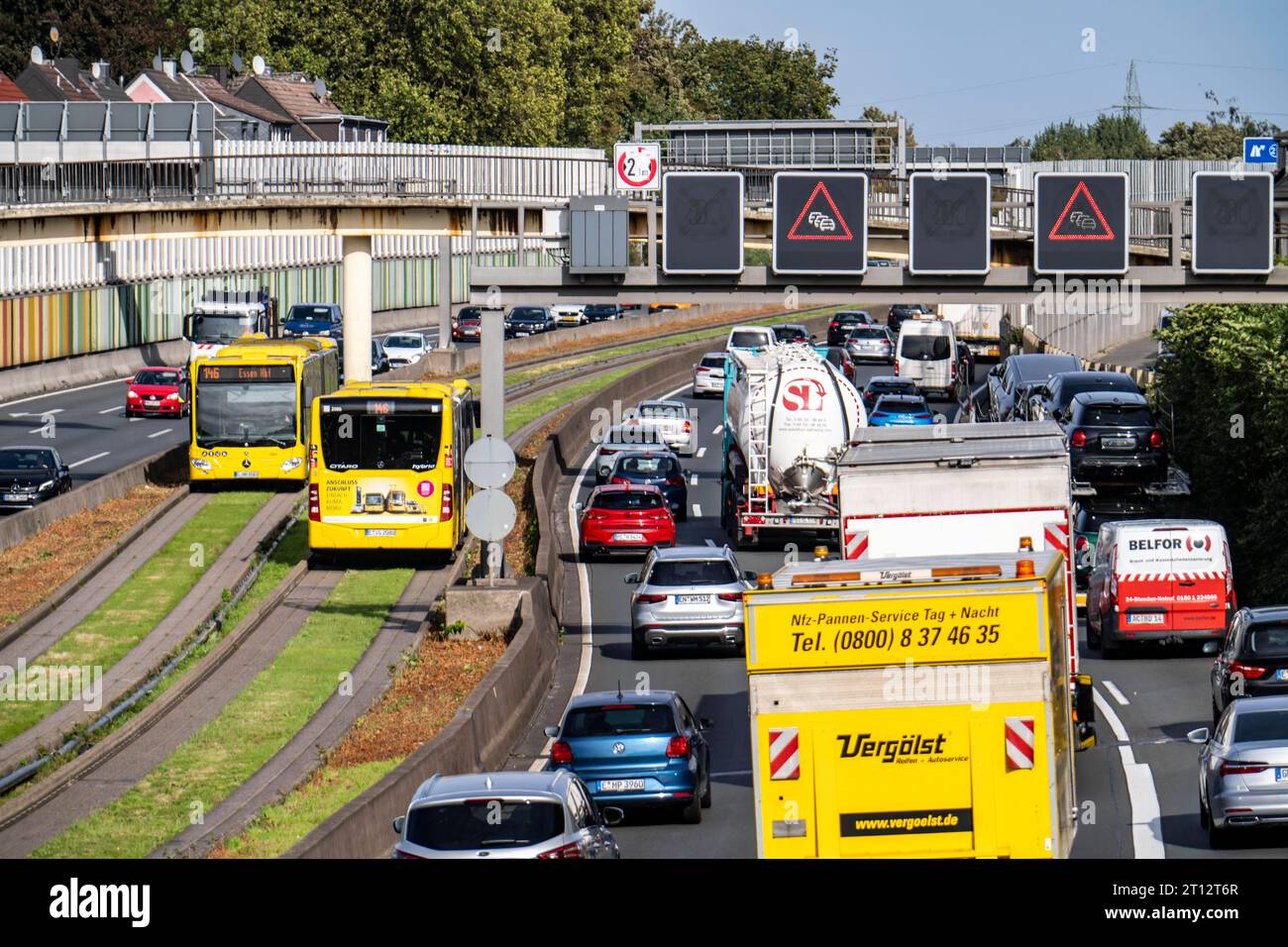 Stau auf der Autobahn A40, Ruhrschnellweg, Busspur in der Mitte der ...