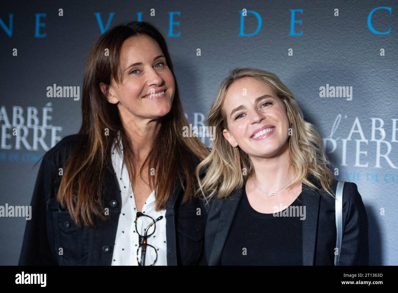 Paris, France. 10 octobre 2023. Clara Paban et Claire Arnoux assistent à la première de l'Abbe ...