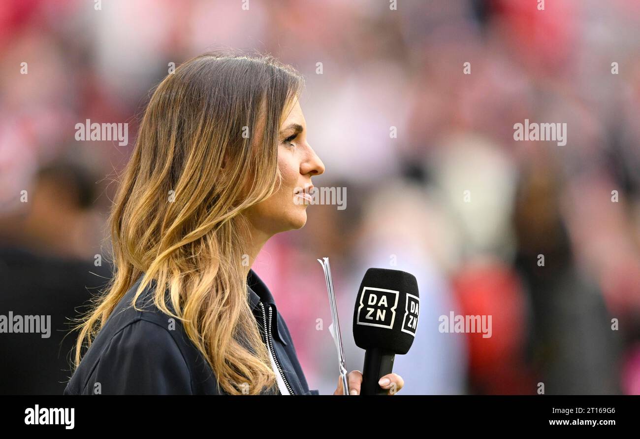 La présentatrice DAZN sports Laura Wontorra, portrait, avec microphone ...
