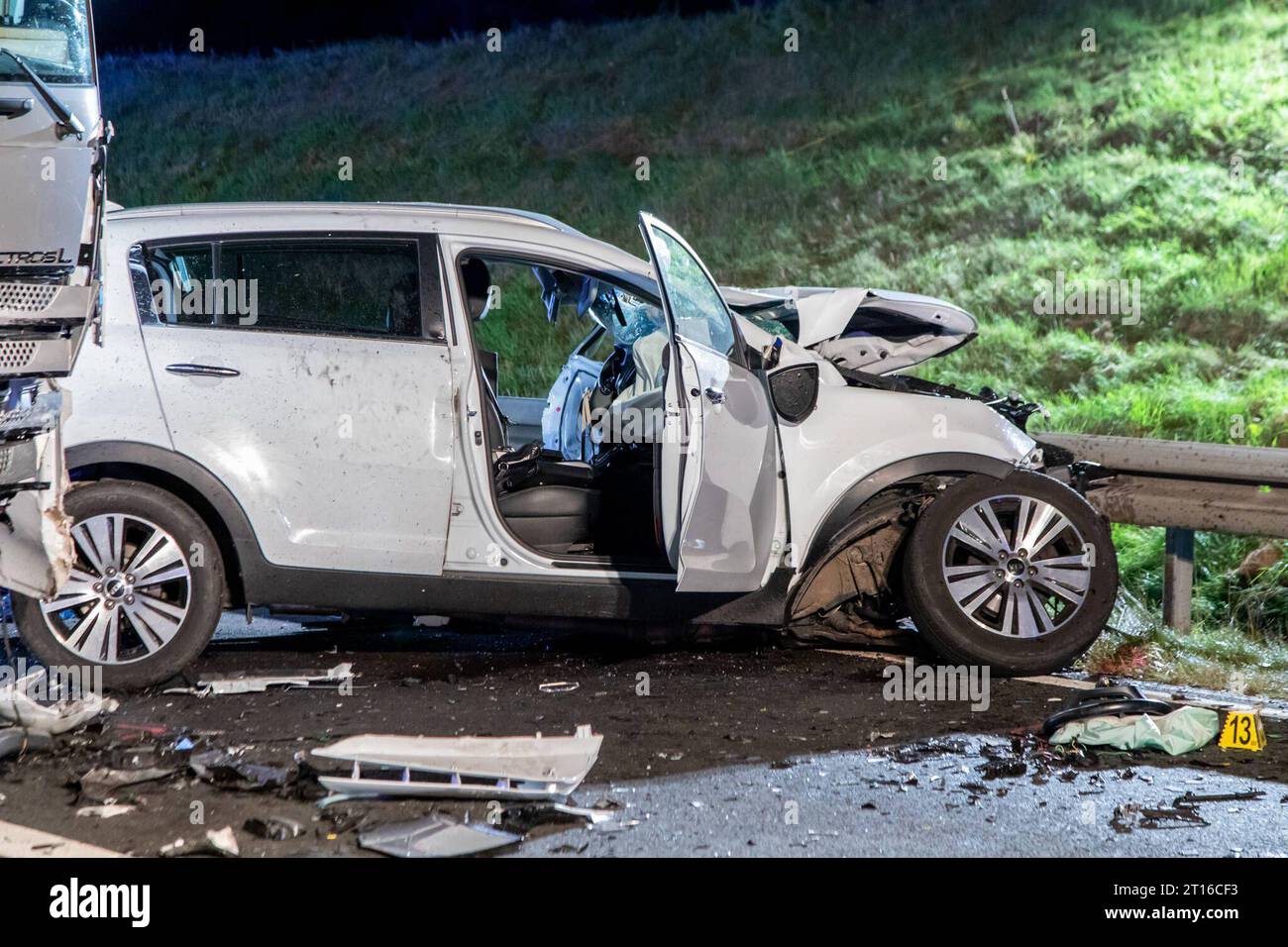 231011UnfallB174 News ID : FR 2023-10-11 PKW kollidiert frontal mit LKW Fahrerin verstirbt noch ...