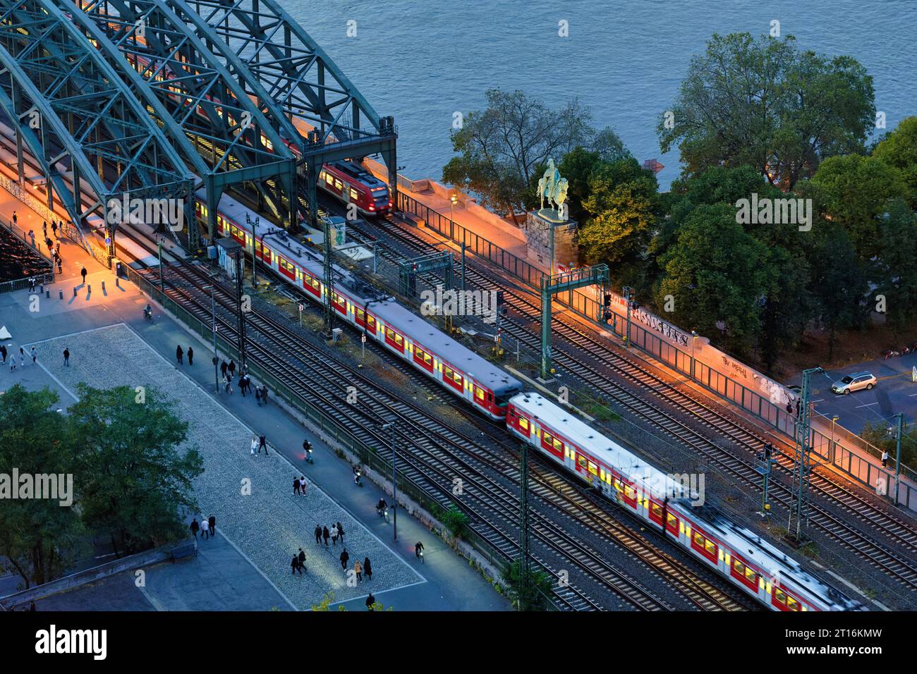 piétons et trains sur la rampe d'accès au pont hohenzollern en ...