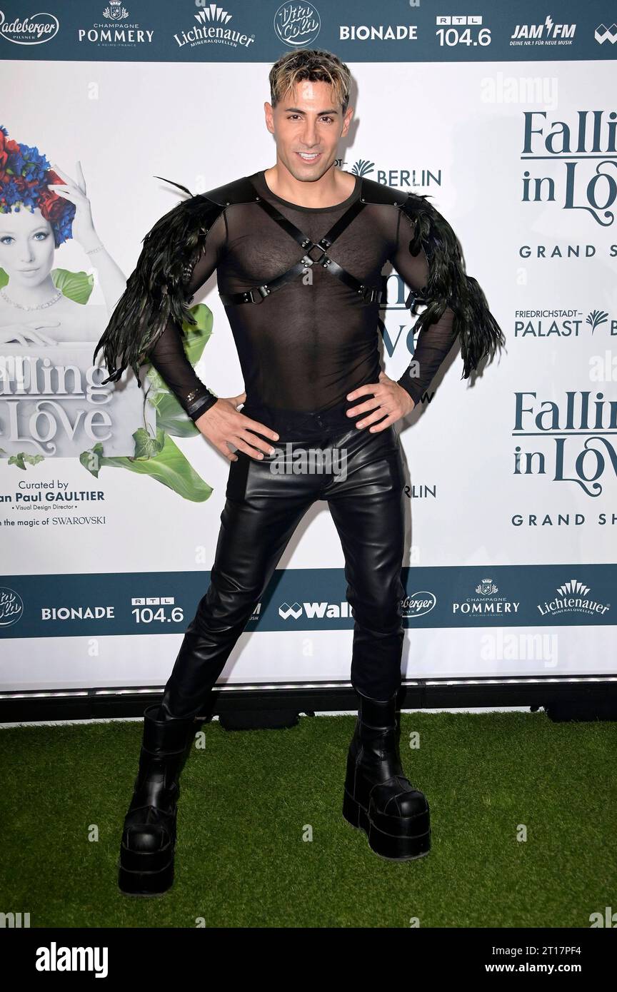 Ayan Yuruk BEI der Weltpremiere der Falling in Love Grand Show 2023 im ...