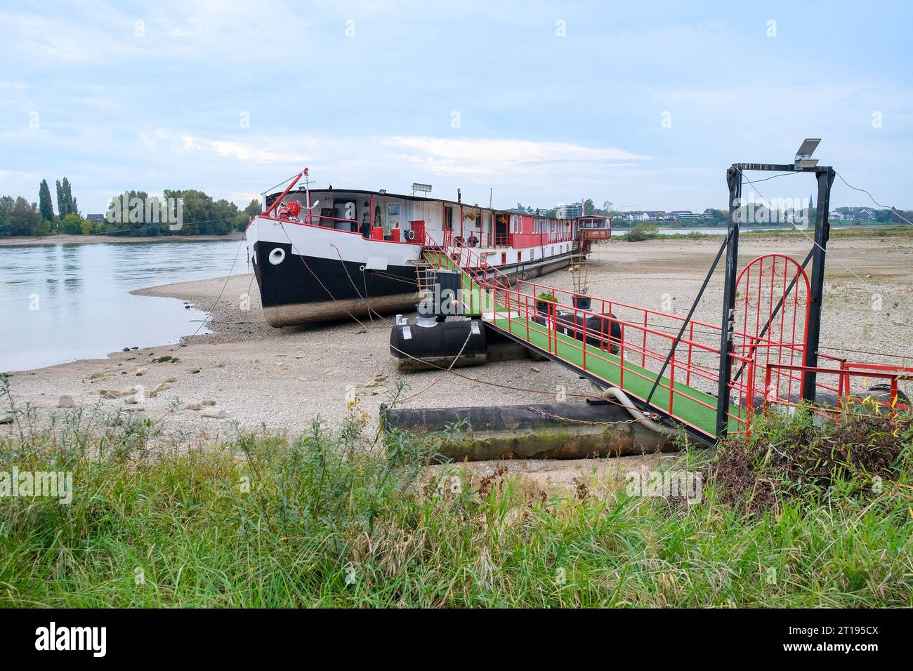 Düsseldorf 12.10.2023 Niedrigwasser Regen fehlt niedriger Wasserstand ...