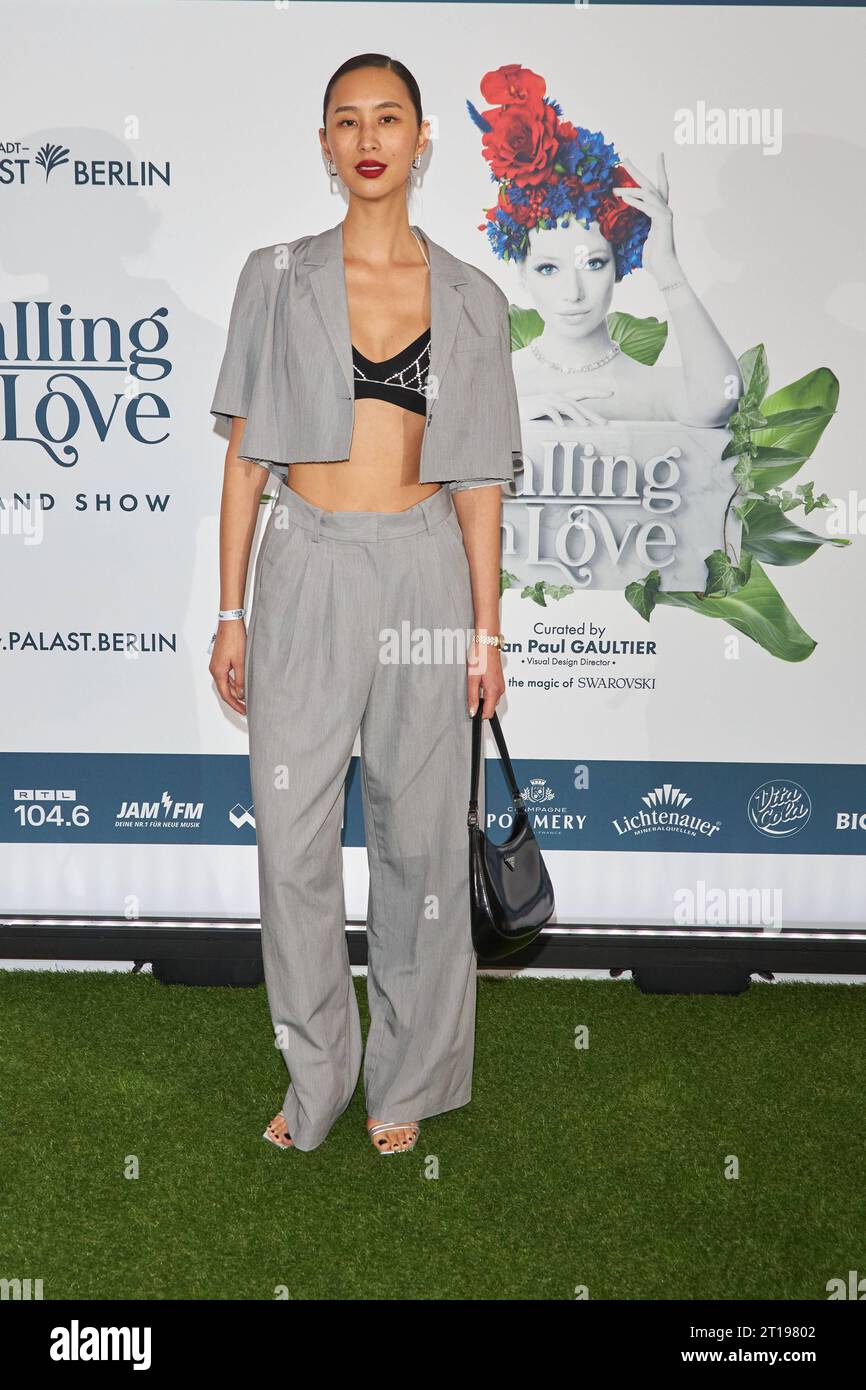 Anh Phoenix - Weltpremiere der Grand Show TOMBER AMOUREUX im ...