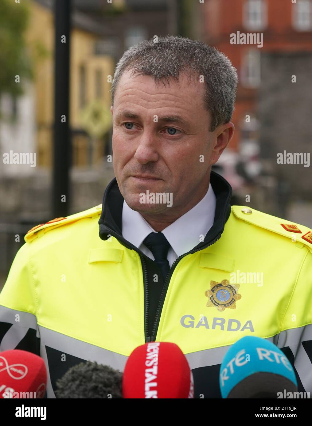 Le surintendant Adrian Gamble s'adressant aux médias à l'extérieur de ...
