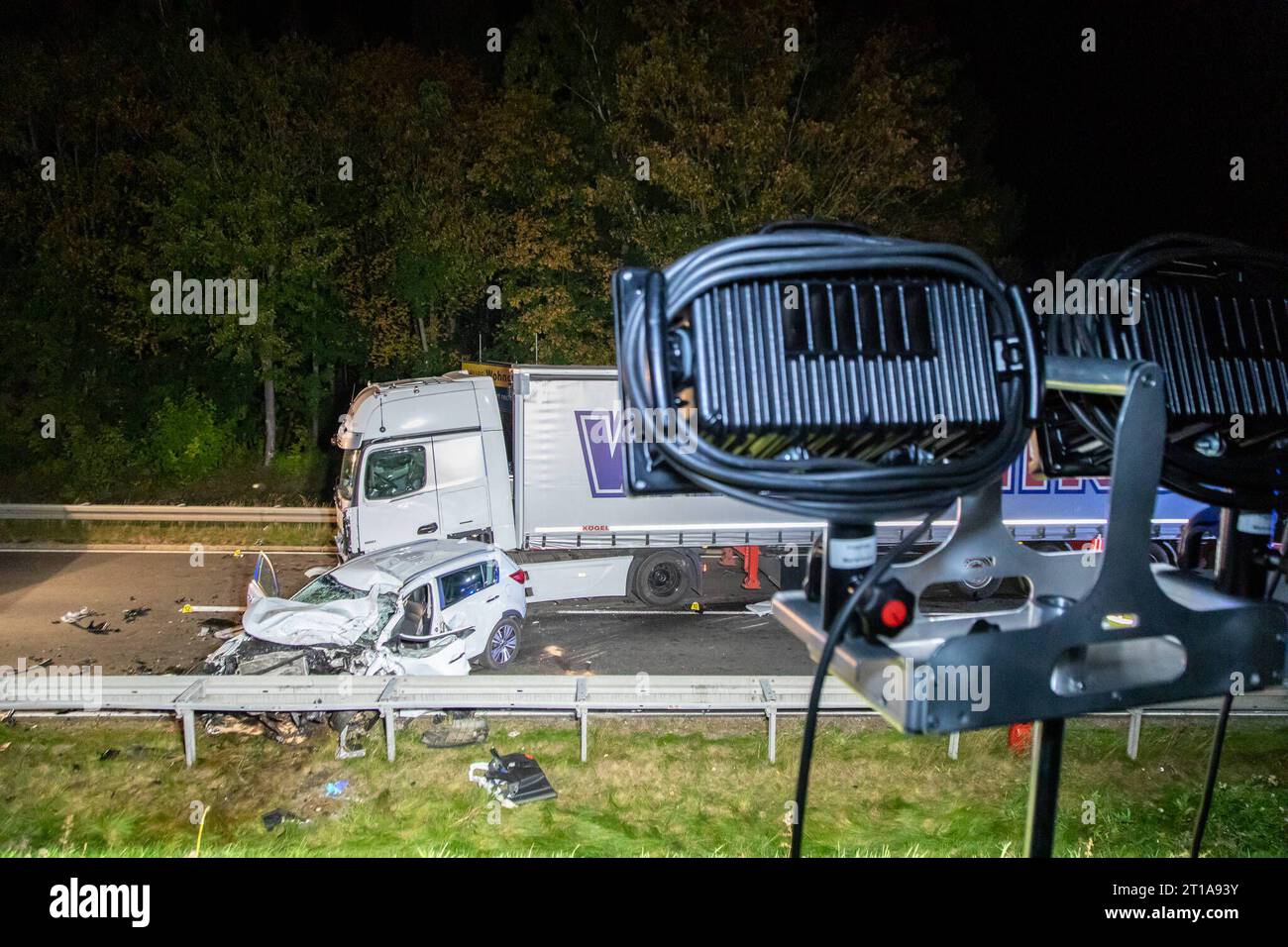 Lauta - PKW kollidiert frontal mit LKW : Fahrerin stirbt 11.10.2023 gegen 17:00 Uhr Lauta, OT ...