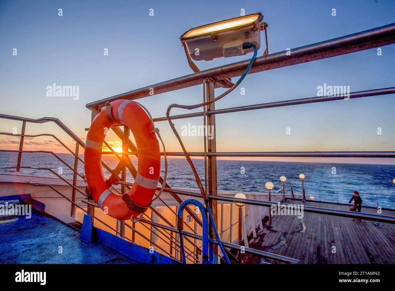 Lever du soleil rose sur ferry italien (qui relient l'île de Sicile ...