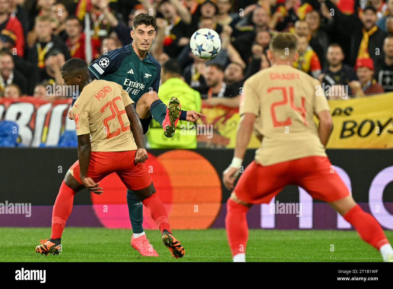 Kai Havertz (29) d'Arsenal combattant pour le ballon avec Nampalys Mendy (26) du RC Lens lors du ...