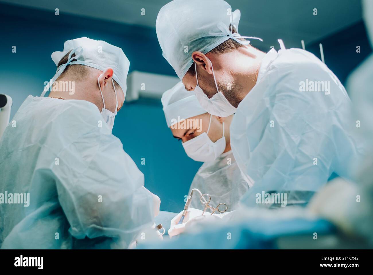 Une équipe de chirurgiens réalise une opération complexe pour enlever ...